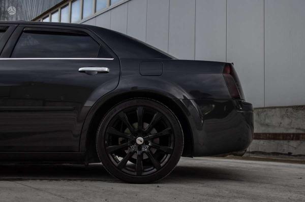 Chrysler 300C 2010 in Alytus on AUTOMOTO.COM.LV Black Chrysler 300C 2010 in Alytus, with an engine capacity of 3.00 L and mileage of 365 thousand km for 4500 €, photo 4 on AUTOMOTO.COM.LV