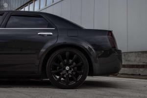 Melns Chrysler 300C 2010 Alīta, ar dzinēja tilpumu 3.00 L un nobraukumu 365 tūkst. km par 4500 €, foto 4 vietnē AUTOMOTO.COM.LV