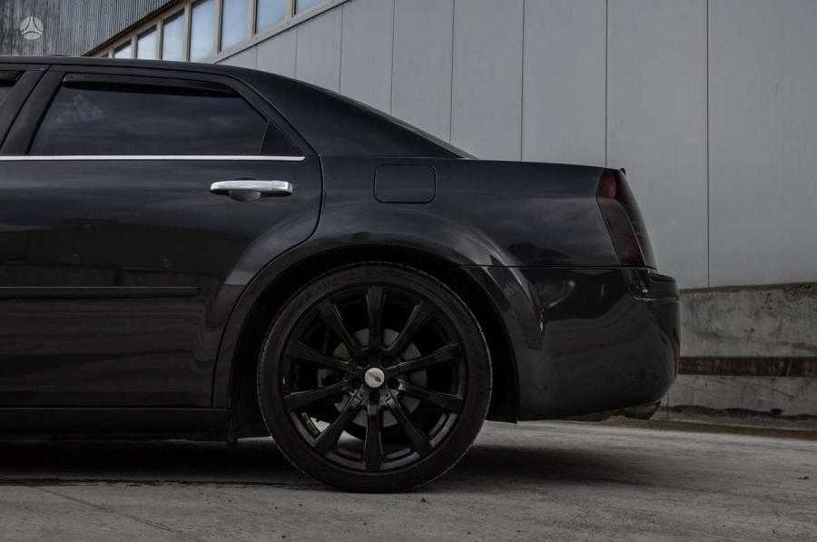 Melns Chrysler 300C 2010 Alīta, ar dzinēja tilpumu 3.00 L un nobraukumu 365 tūkst. km par 4500 €, foto 4 vietnē AUTOMOTO.COM.LV