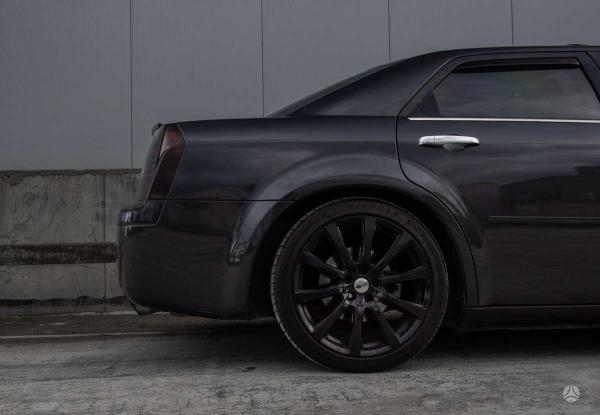 Chrysler 300C 2010 in Alytus on AUTOMOTO.COM.LV Black Chrysler 300C 2010 in Alytus, with an engine capacity of 3.00 L and mileage of 365 thousand km for 4500 €, photo 6 on AUTOMOTO.COM.LV