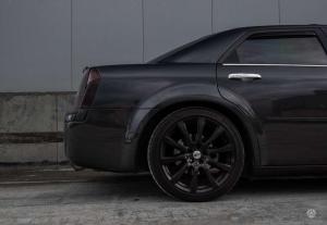 Melns Chrysler 300C 2010 Alīta, ar dzinēja tilpumu 3.00 L un nobraukumu 365 tūkst. km par 4500 €, foto 6 vietnē AUTOMOTO.COM.LV