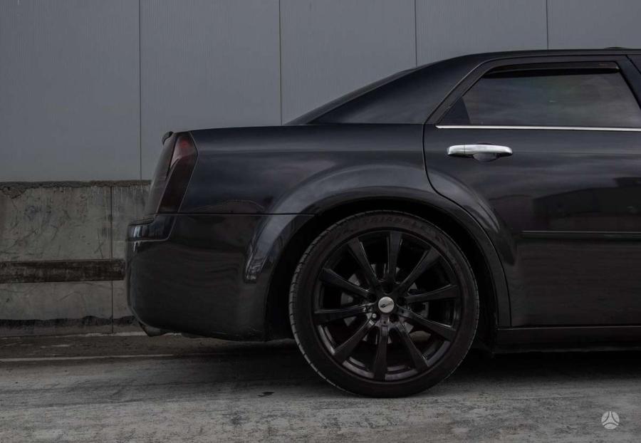Melns Chrysler 300C 2010 Alīta, ar dzinēja tilpumu 3.00 L un nobraukumu 365 tūkst. km par 4500 €, foto 6 vietnē AUTOMOTO.COM.LV