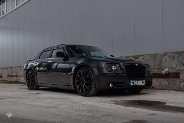 Chrysler 300C 2010 in Alytus on AUTOMOTO.COM.LV Black Chrysler 300C 2010 in Alytus, with an engine capacity of 3.00 L and mileage of 365 thousand km for 4500 €, photo 7 on AUTOMOTO.COM.LV