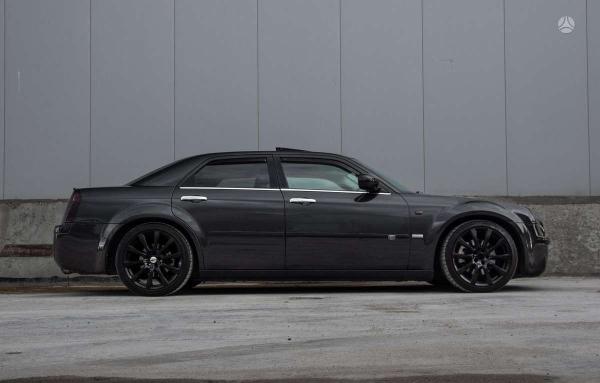 Chrysler 300C 2010 in Alytus on AUTOMOTO.COM.LV Black Chrysler 300C 2010 in Alytus, with an engine capacity of 3.00 L and mileage of 365 thousand km for 4500 €, photo 8 on AUTOMOTO.COM.LV