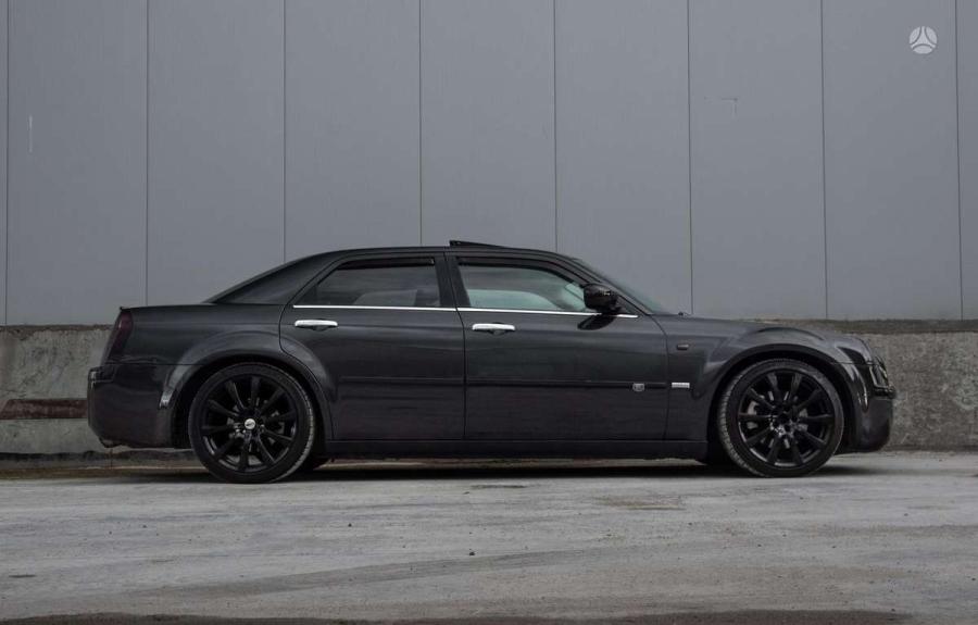 Melns Chrysler 300C 2010 Alīta, ar dzinēja tilpumu 3.00 L un nobraukumu 365 tūkst. km par 4500 €, foto 8 vietnē AUTOMOTO.COM.LV