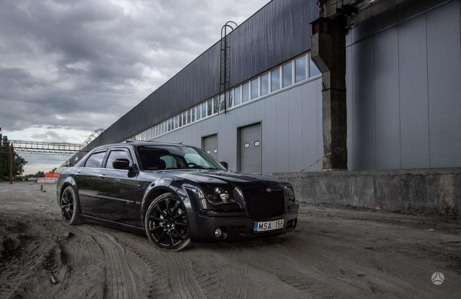 Melns Chrysler 300C 2010 Alīta, ar dzinēja tilpumu 3.00 L un nobraukumu 365 tūkst. km par 4500 €, foto 9 vietnē AUTOMOTO.COM.LV