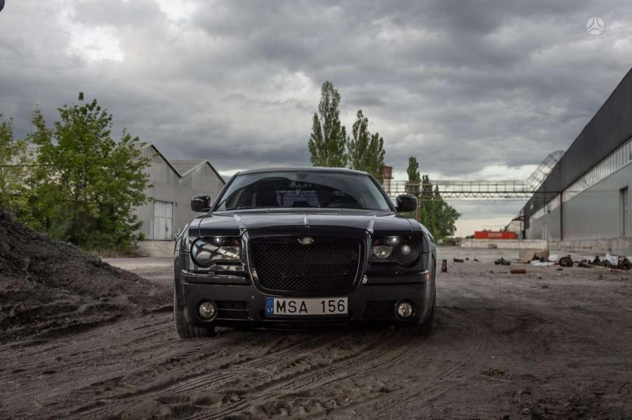 Melns Chrysler 300C 2010 Alīta, ar dzinēja tilpumu 3.00 L un nobraukumu 365 tūkst. km par 4500 €, foto 10 vietnē AUTOMOTO.COM.LV