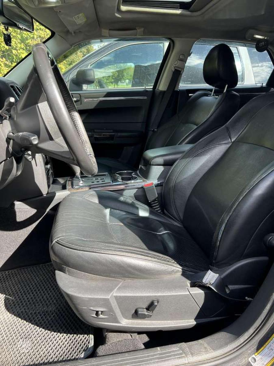 Melns Chrysler 300C 2010 Alīta, ar dzinēja tilpumu 3.00 L un nobraukumu 365 tūkst. km par 4500 €, foto 13 vietnē AUTOMOTO.COM.LV
