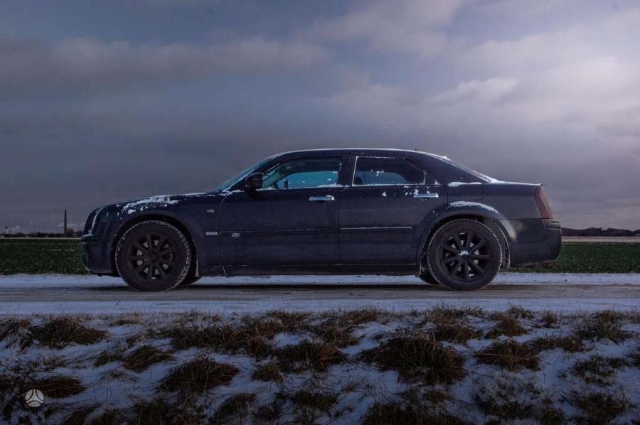Melns Chrysler 300C 2010 Alīta, ar dzinēja tilpumu 3.00 L un nobraukumu 365 tūkst. km par 4500 €, foto 15 vietnē AUTOMOTO.COM.LV