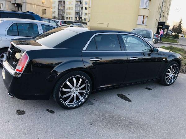 Melns Chrysler 300C 2011 Kauņa, ar dzinēja tilpumu 3.60 L un nobraukumu 283 tūkst. km par 6000 €, foto 2 vietnē AUTOMOTO.COM.LV