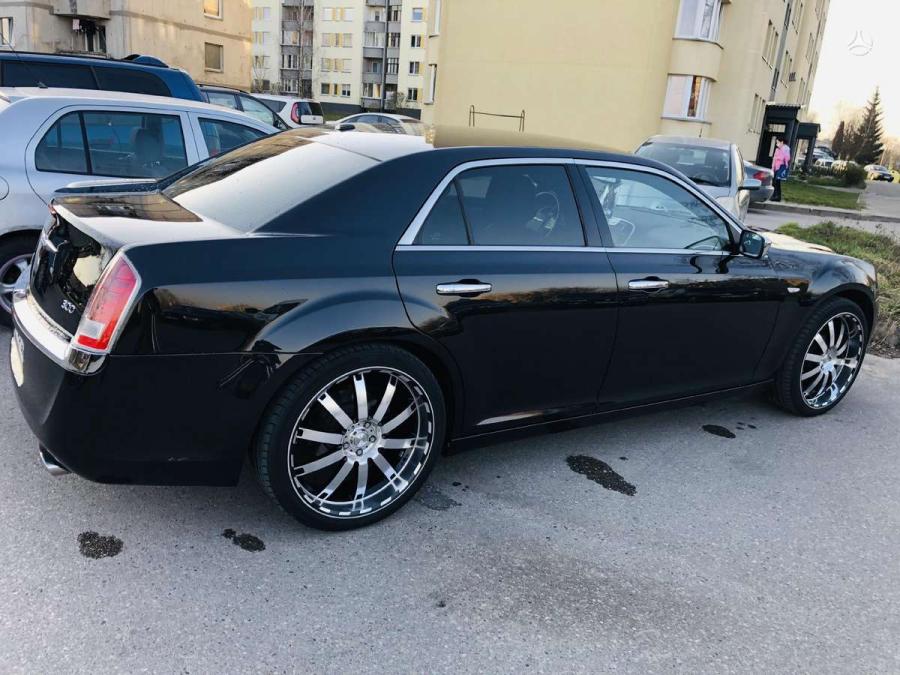 Black Chrysler 300C 2011 in Kaunas, with an engine capacity of 3.60 L and mileage of 283 thousand km for 6000 €, photo 2 on AUTOMOTO.COM.LV