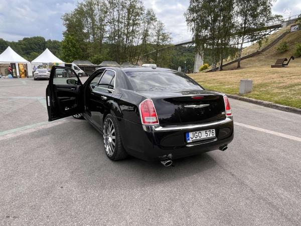 Melns Chrysler 300C 2011 Kauņa, ar dzinēja tilpumu 3.60 L un nobraukumu 283 tūkst. km par 6000 €, foto 3 vietnē AUTOMOTO.COM.LV