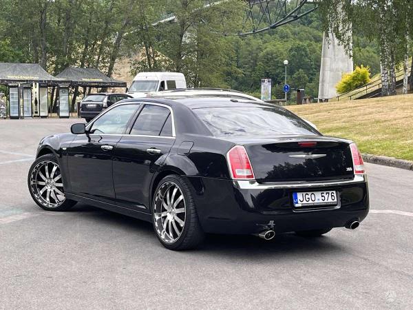 Melns Chrysler 300C 2011 Kauņa, ar dzinēja tilpumu 3.60 L un nobraukumu 283 tūkst. km par 6000 €, foto 4 vietnē AUTOMOTO.COM.LV