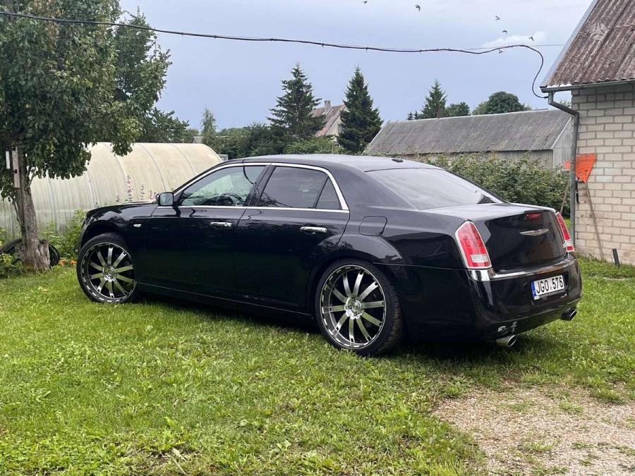 Black Chrysler 300C 2011 in Kaunas, with an engine capacity of 3.60 L and mileage of 283 thousand km for 6000 €, photo 5 on AUTOMOTO.COM.LV