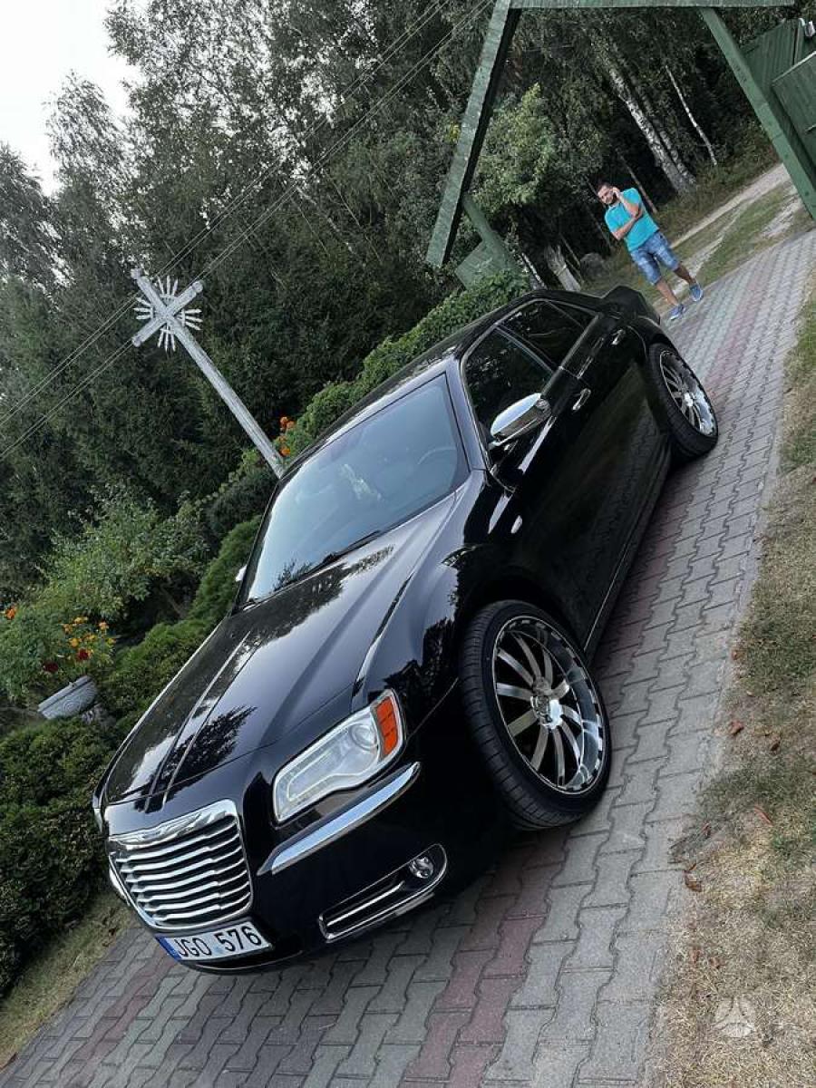 Black Chrysler 300C 2011 in Kaunas, with an engine capacity of 3.60 L and mileage of 283 thousand km for 6000 €, photo 8 on AUTOMOTO.COM.LV