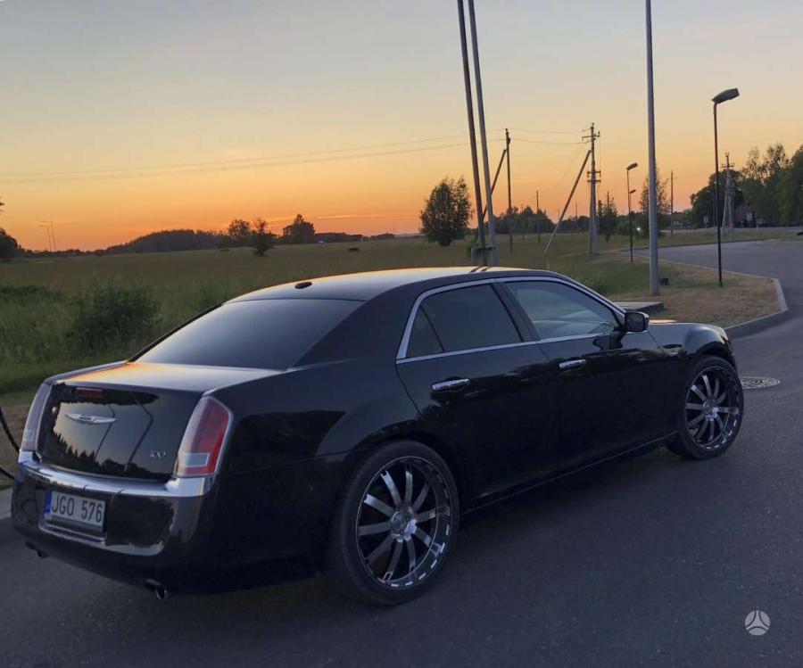 Black Chrysler 300C 2011 in Kaunas, with an engine capacity of 3.60 L and mileage of 283 thousand km for 6000 €, photo 10 on AUTOMOTO.COM.LV