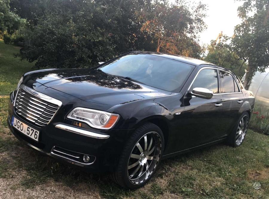 Black Chrysler 300C 2011 in Kaunas, with an engine capacity of 3.60 L and mileage of 283 thousand km for 6000 €, photo 12 on AUTOMOTO.COM.LV