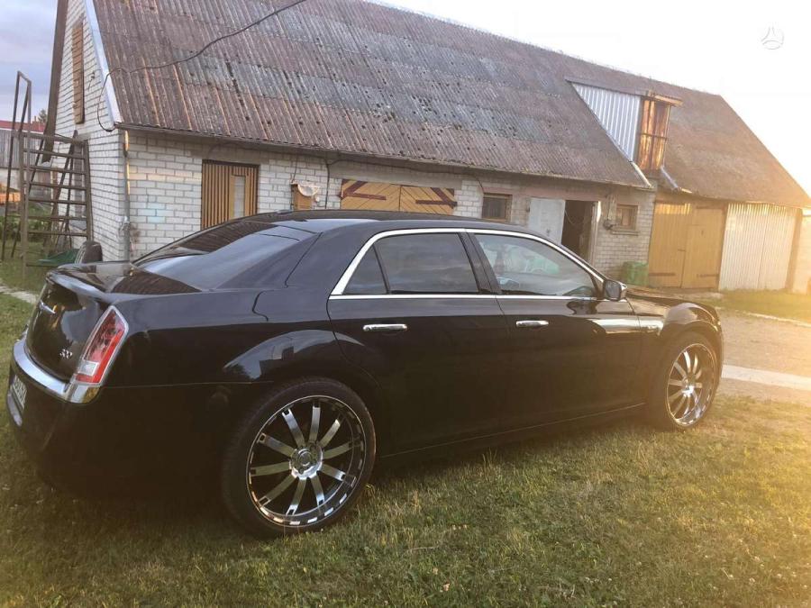 Black Chrysler 300C 2011 in Kaunas, with an engine capacity of 3.60 L and mileage of 283 thousand km for 6000 €, photo 14 on AUTOMOTO.COM.LV