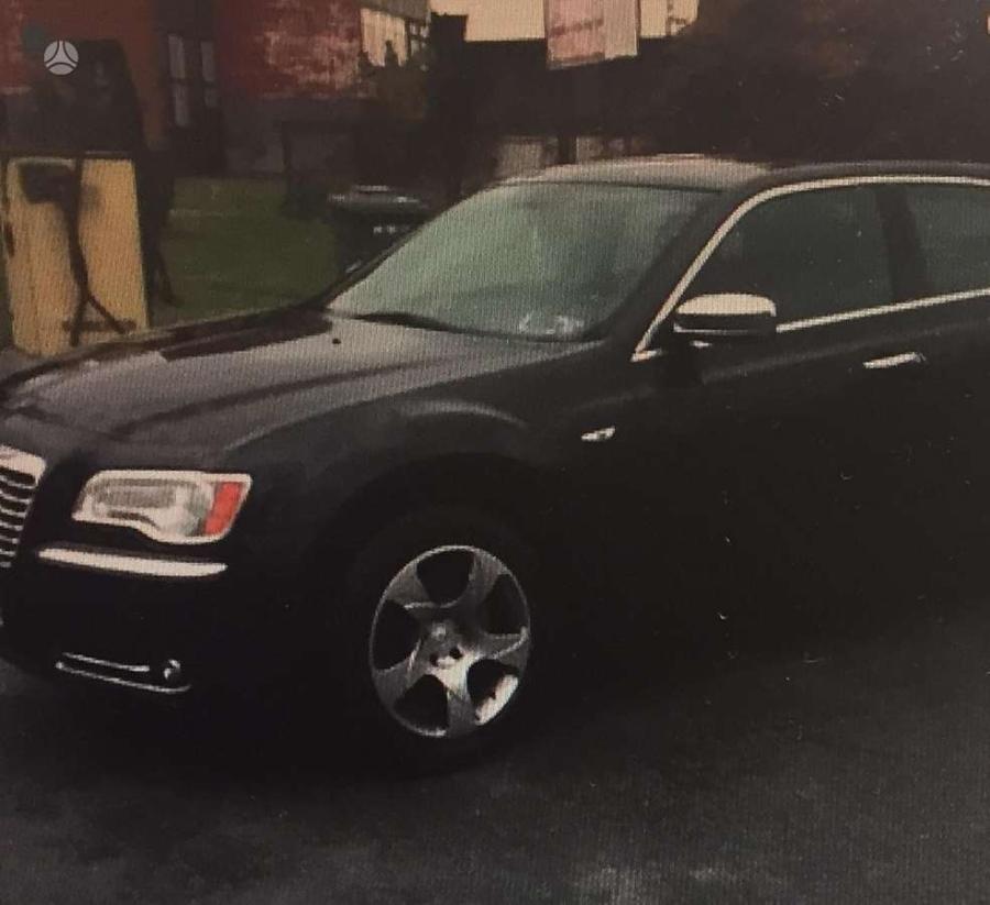 Black Chrysler 300C 2011 in Kaunas, with an engine capacity of 3.60 L and mileage of 283 thousand km for 6000 €, photo 17 on AUTOMOTO.COM.LV