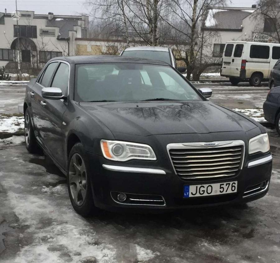 Black Chrysler 300C 2011 in Kaunas, with an engine capacity of 3.60 L and mileage of 283 thousand km for 6000 €, photo 18 on AUTOMOTO.COM.LV