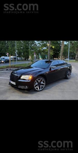 Black Chrysler 300C 2011 in Riga, with an engine capacity of 3.60 L and mileage of 219 thousand km for 10500 €, photo 2 on AUTOMOTO.COM.LV