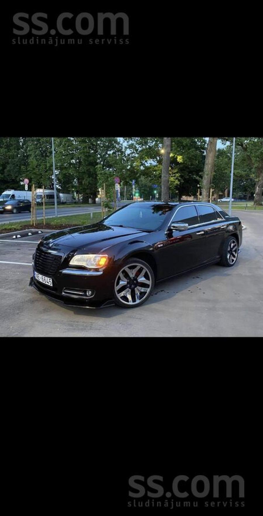 Black Chrysler 300C 2011 in Riga, with an engine capacity of 3.60 L and mileage of 219 thousand km for 10500 €, photo 2 on AUTOMOTO.COM.LV
