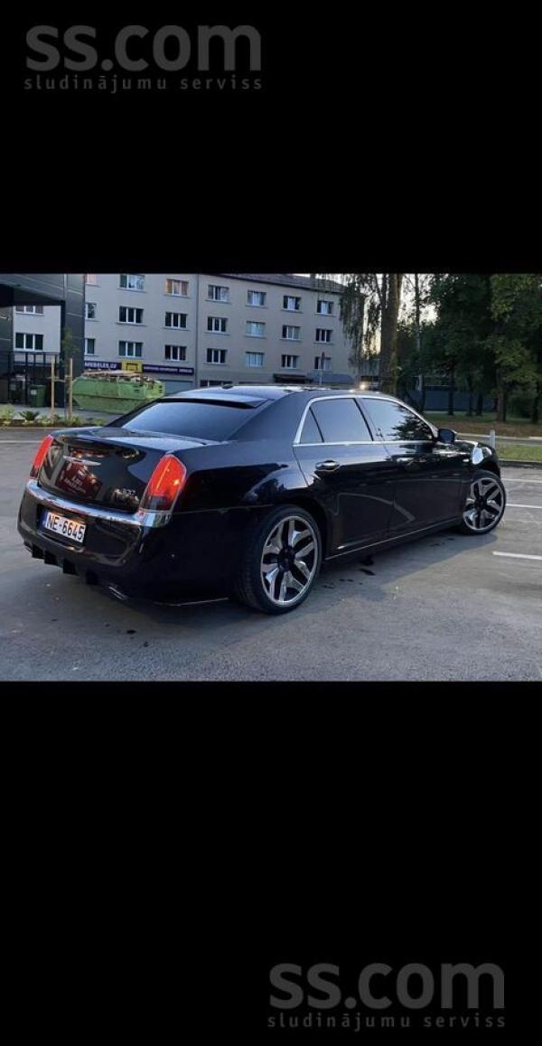 Black Chrysler 300C 2011 in Riga, with an engine capacity of 3.60 L and mileage of 219 thousand km for 10500 €, photo 3 on AUTOMOTO.COM.LV