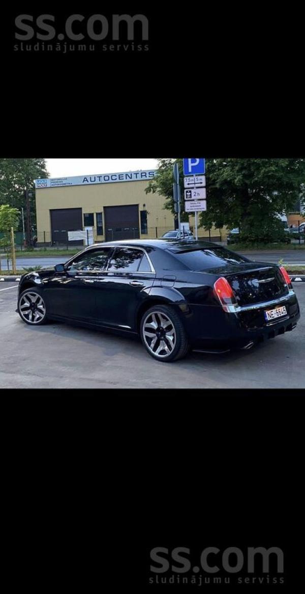 Black Chrysler 300C 2011 in Riga, with an engine capacity of 3.60 L and mileage of 219 thousand km for 10500 €, photo 4 on AUTOMOTO.COM.LV