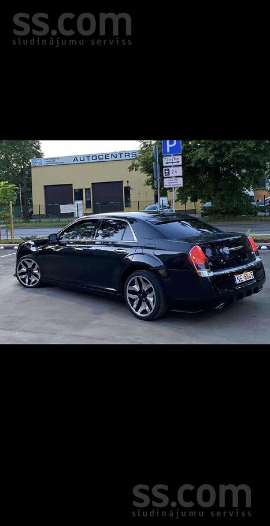 Black Chrysler 300C 2011 in Riga, with an engine capacity of 3.60 L and mileage of 219 thousand km for 10500 €, photo 4 on AUTOMOTO.COM.LV