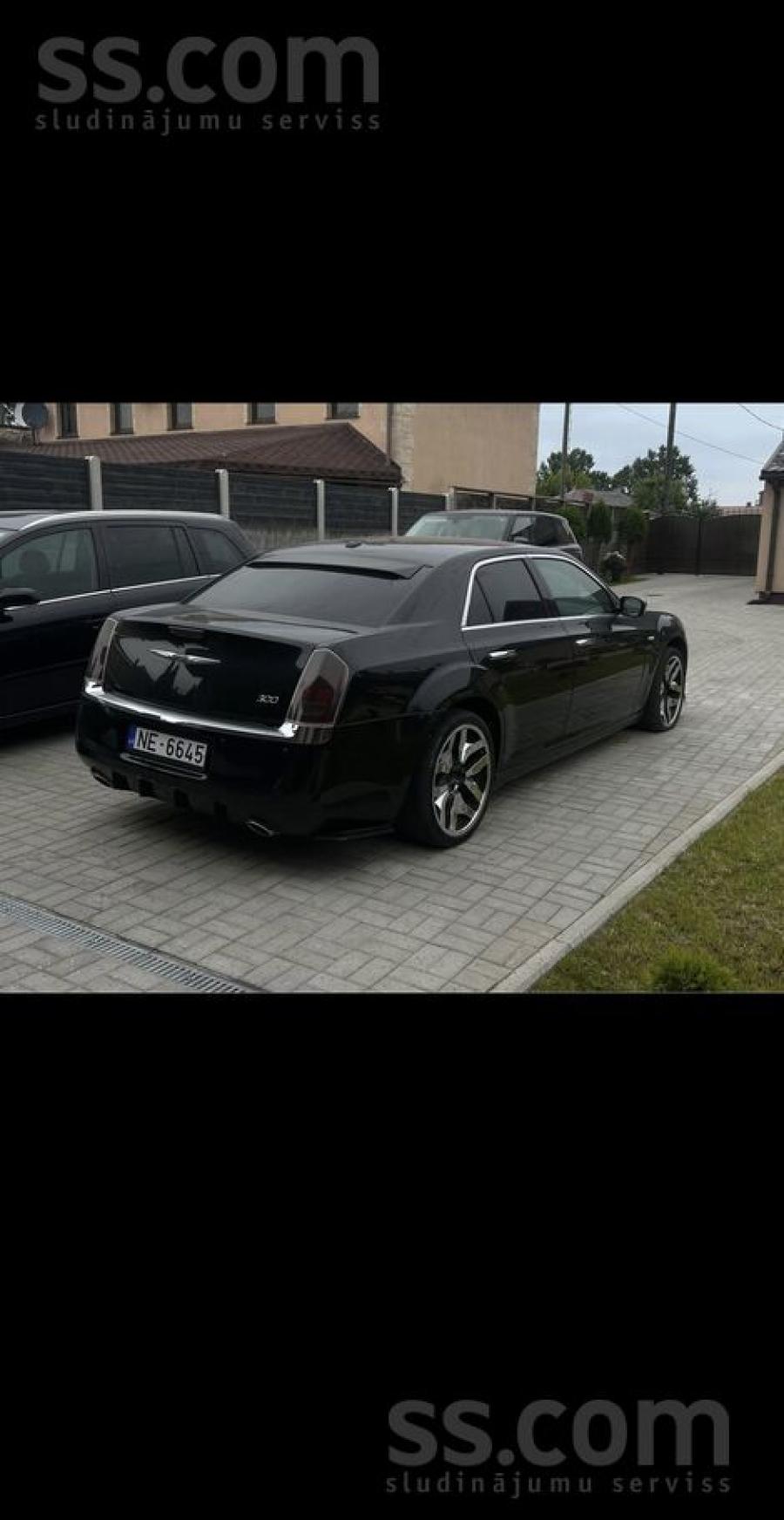 Black Chrysler 300C 2011 in Riga, with an engine capacity of 3.60 L and mileage of 219 thousand km for 10500 €, photo 5 on AUTOMOTO.COM.LV