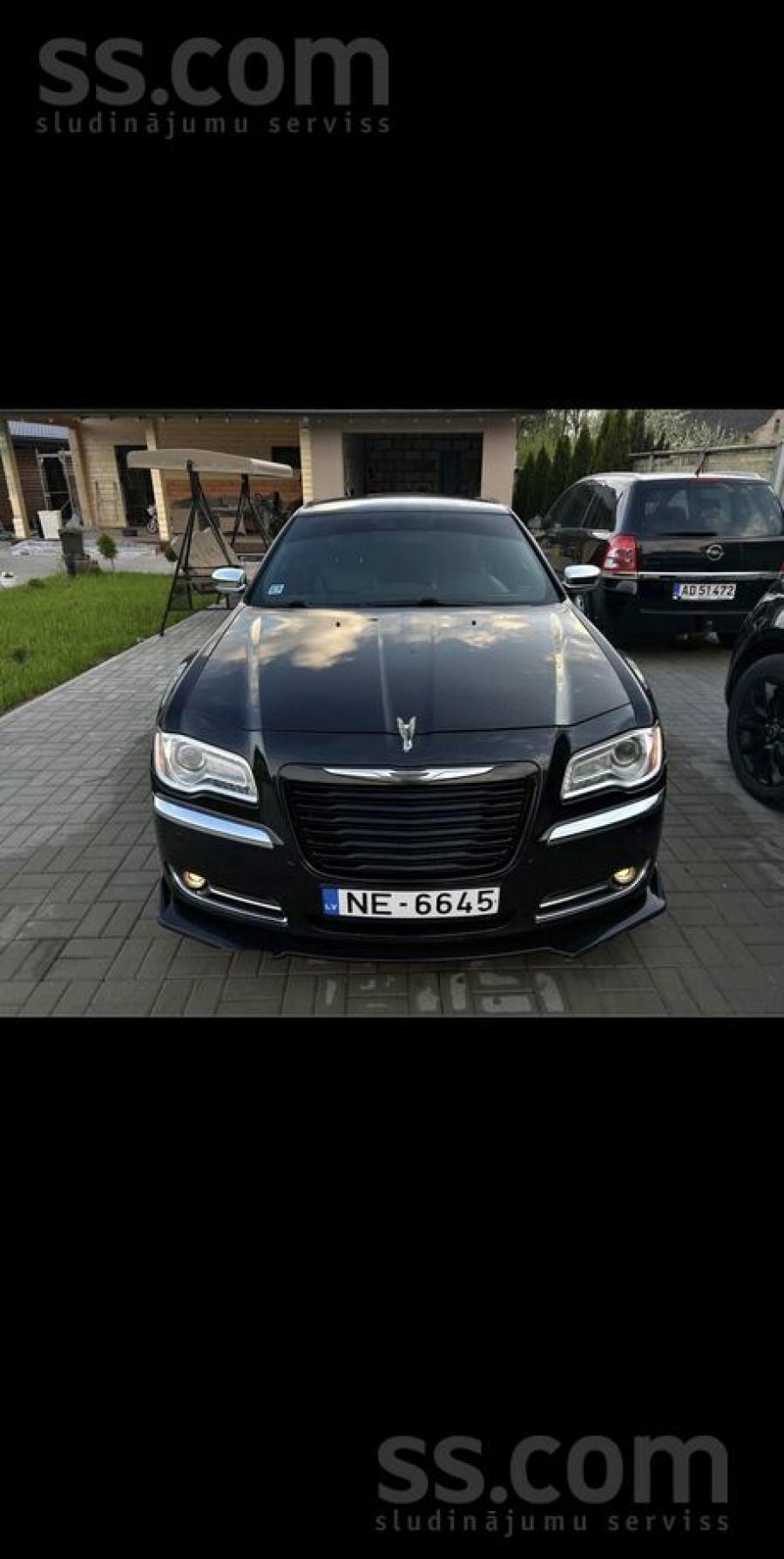 Black Chrysler 300C 2011 in Riga, with an engine capacity of 3.60 L and mileage of 219 thousand km for 10500 €, photo 7 on AUTOMOTO.COM.LV