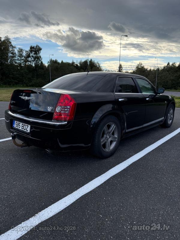 Chrysler 300C 2011 Tallina vietnē Melns Chrysler 300C 2011 Tallina, ar dzinēja tilpumu 3.00 L un nobraukumu 210 tūkst. km par 3390 €, foto 7 vietnē AUTOMOTO.COM.LV