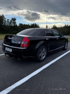 Black Chrysler 300C 2011 in Tallinn, with an engine capacity of 3.00 L and mileage of 210 thousand km for 3390 €, photo 7 on AUTOMOTO.COM.LV
