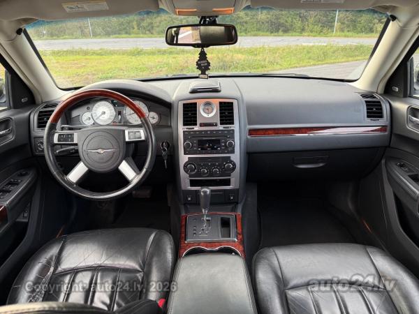 Chrysler 300C 2011 Tallina vietnē Melns Chrysler 300C 2011 Tallina, ar dzinēja tilpumu 3.00 L un nobraukumu 210 tūkst. km par 3390 €, foto 8 vietnē AUTOMOTO.COM.LV