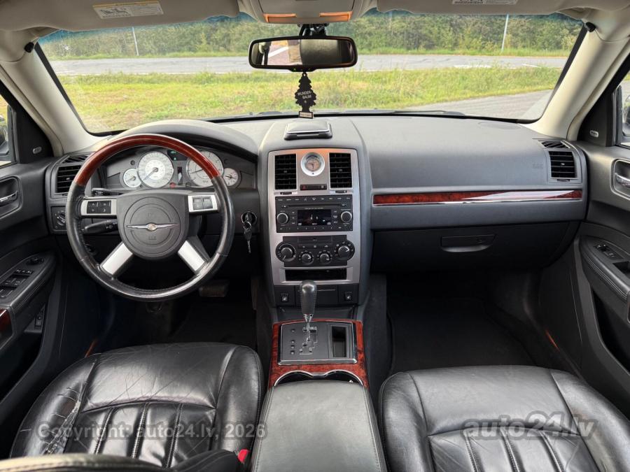 Black Chrysler 300C 2011 in Tallinn, with an engine capacity of 3.00 L and mileage of 210 thousand km for 3390 €, photo 8 on AUTOMOTO.COM.LV