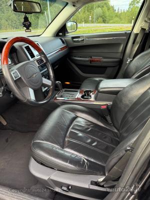 Black Chrysler 300C 2011 in Tallinn, with an engine capacity of 3.00 L and mileage of 210 thousand km for 3390 €, photo 9 on AUTOMOTO.COM.LV