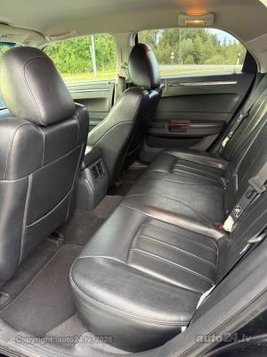 Black Chrysler 300C 2011 in Tallinn, with an engine capacity of 3.00 L and mileage of 210 thousand km for 3390 €, photo 10 on AUTOMOTO.COM.LV
