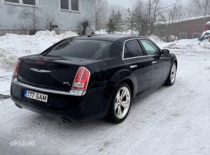 Melns Chrysler 300C 2012 Tallina, ar dzinēja tilpumu 5.70 L un nobraukumu 120 tūkst. km par 13000 €, foto 4 vietnē AUTOMOTO.COM.LV