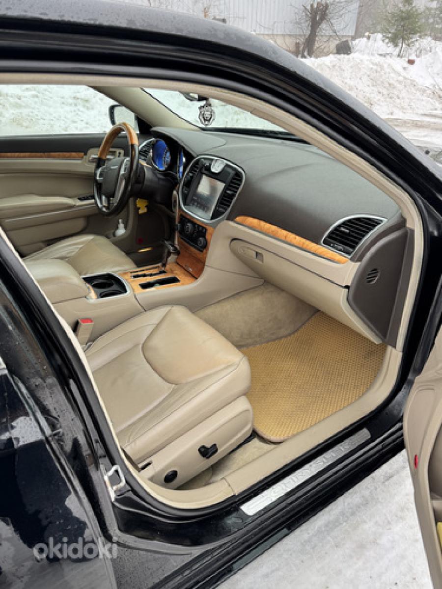 Melns Chrysler 300C 2012 Tallina, ar dzinēja tilpumu 5.70 L un nobraukumu 120 tūkst. km par 13000 €, foto 6 vietnē AUTOMOTO.COM.LV