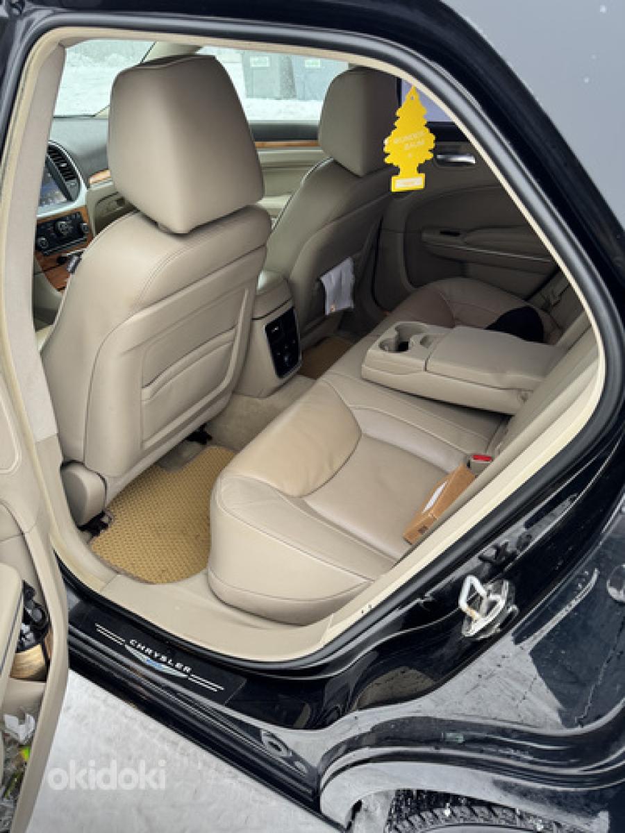 Melns Chrysler 300C 2012 Tallina, ar dzinēja tilpumu 5.70 L un nobraukumu 120 tūkst. km par 13000 €, foto 7 vietnē AUTOMOTO.COM.LV