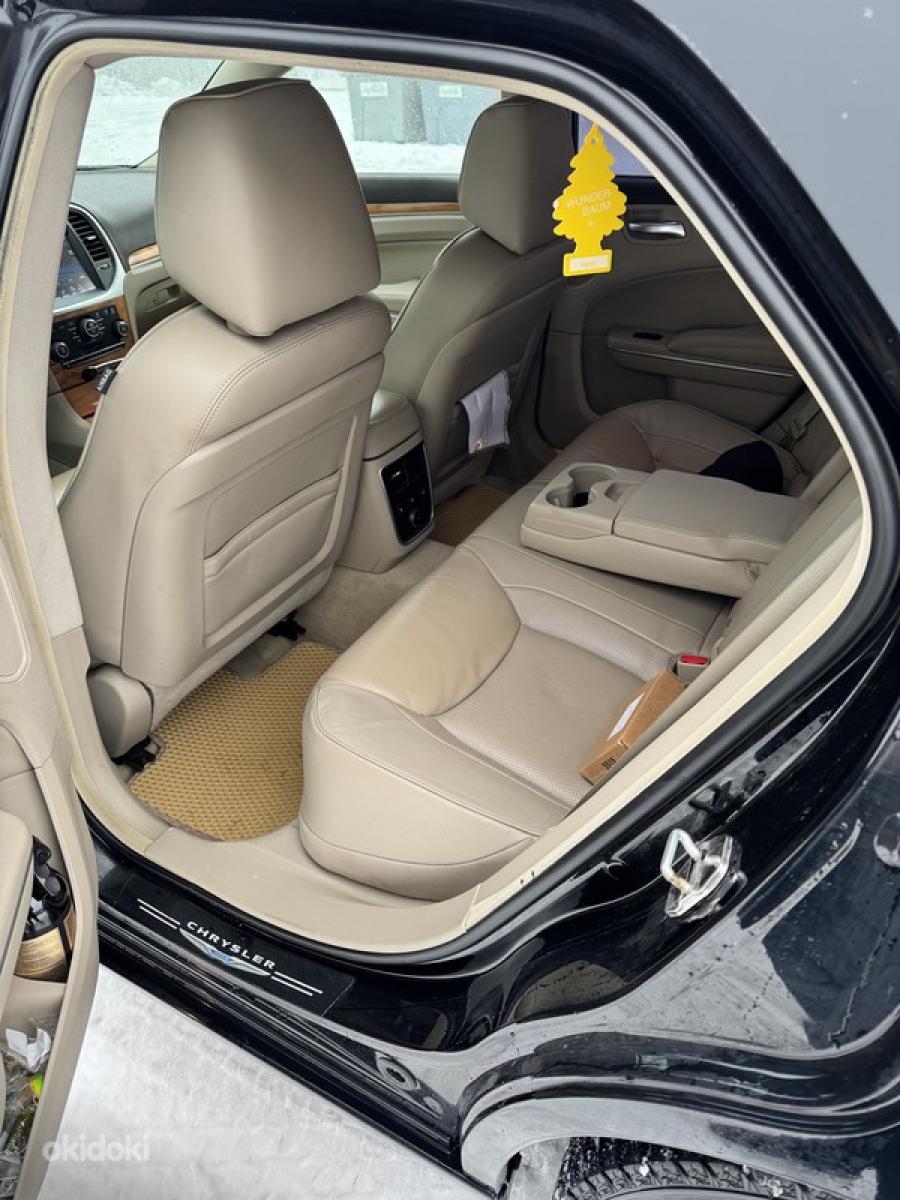 Melns Chrysler 300C 2012 Tallina, ar dzinēja tilpumu 5.70 L un nobraukumu 120 tūkst. km par 13000 €, foto 14 vietnē AUTOMOTO.COM.LV