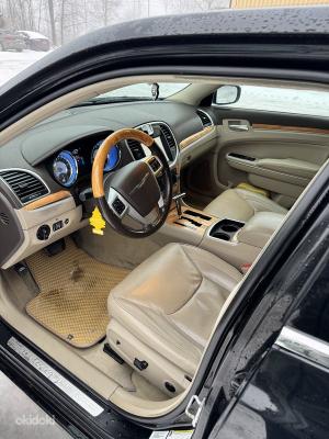 Melns Chrysler 300C 2012 Tallina, ar dzinēja tilpumu 5.70 L un nobraukumu 120 tūkst. km par 13000 €, foto 15 vietnē AUTOMOTO.COM.LV