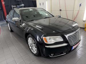 Black Chrysler 300C 2012 in Vilnius, with an engine capacity of 6.40 L and mileage of 256 thousand km for 9500 €, photo  on AUTOMOTO.COM.LV
