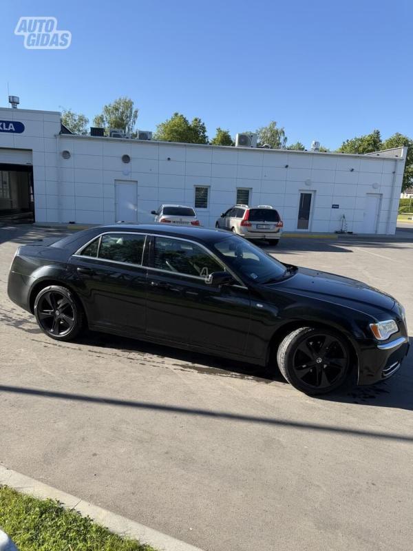 Black Chrysler 300C 2013 in Kelme, with an engine capacity of 3.60 L and mileage of 319 thousand km for 6500 €, photo 2 on AUTOMOTO.COM.LV