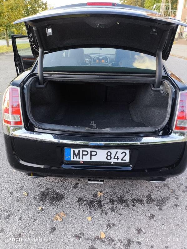 Black Chrysler 300C 2013 in Kelme, with an engine capacity of 3.60 L and mileage of 319 thousand km for 6500 €, photo 10 on AUTOMOTO.COM.LV