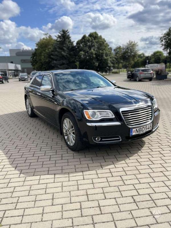 Black Chrysler 300C 2013 in Alytus, with an engine capacity of 3.60 L and mileage of 400 thousand km for 8200 €, photo 1 on AUTOMOTO.COM.LV