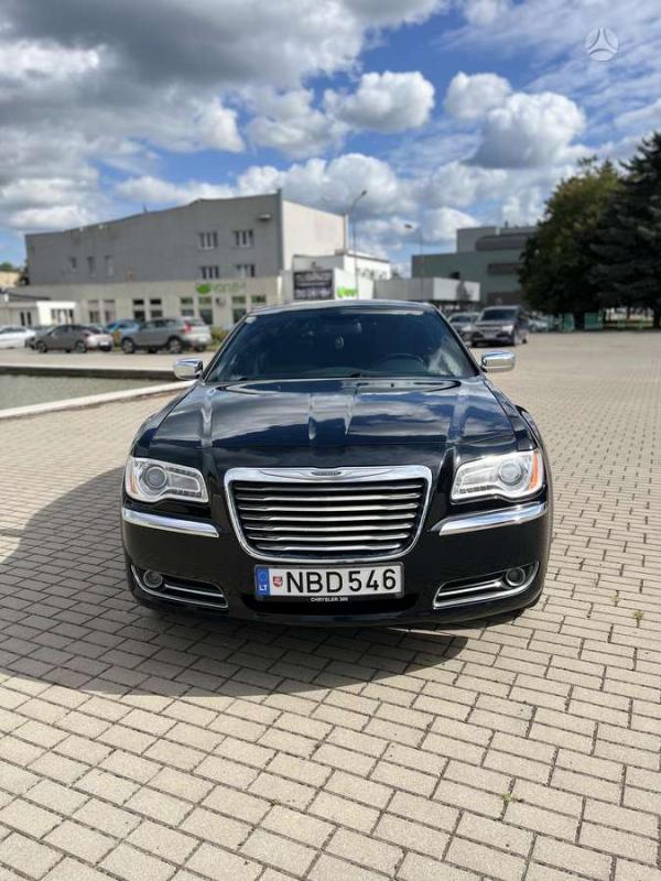 Black Chrysler 300C 2013 in Alytus, with an engine capacity of 3.60 L and mileage of 400 thousand km for 8200 €, photo 2 on AUTOMOTO.COM.LV