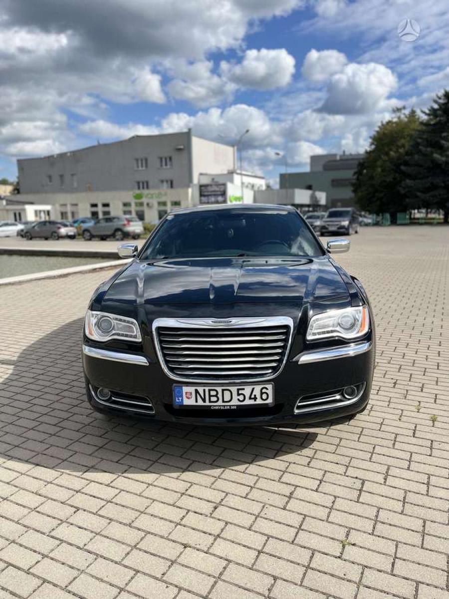 Black Chrysler 300C 2013 in Alytus, with an engine capacity of 3.60 L and mileage of 400 thousand km for 8200 €, photo 3 on AUTOMOTO.COM.LV
