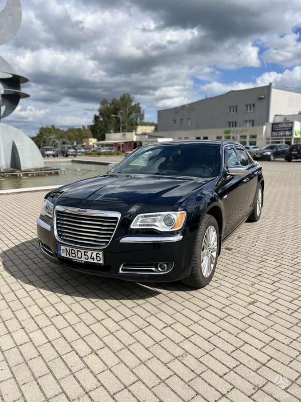 Black Chrysler 300C 2013 in Alytus, with an engine capacity of 3.60 L and mileage of 400 thousand km for 8200 €, photo 3 on AUTOMOTO.COM.LV