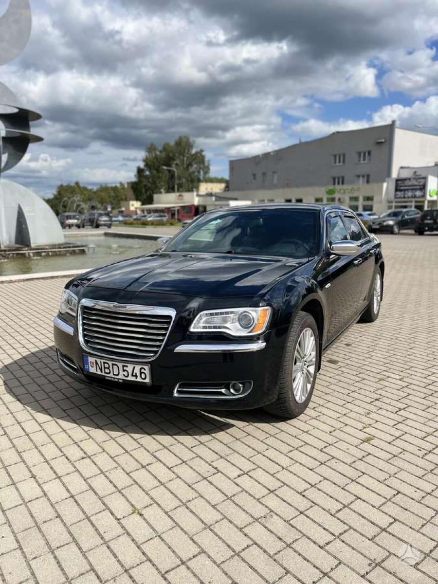 Black Chrysler 300C 2013 in Alytus, with an engine capacity of 3.60 L and mileage of 400 thousand km for 8200 €, photo 4 on AUTOMOTO.COM.LV